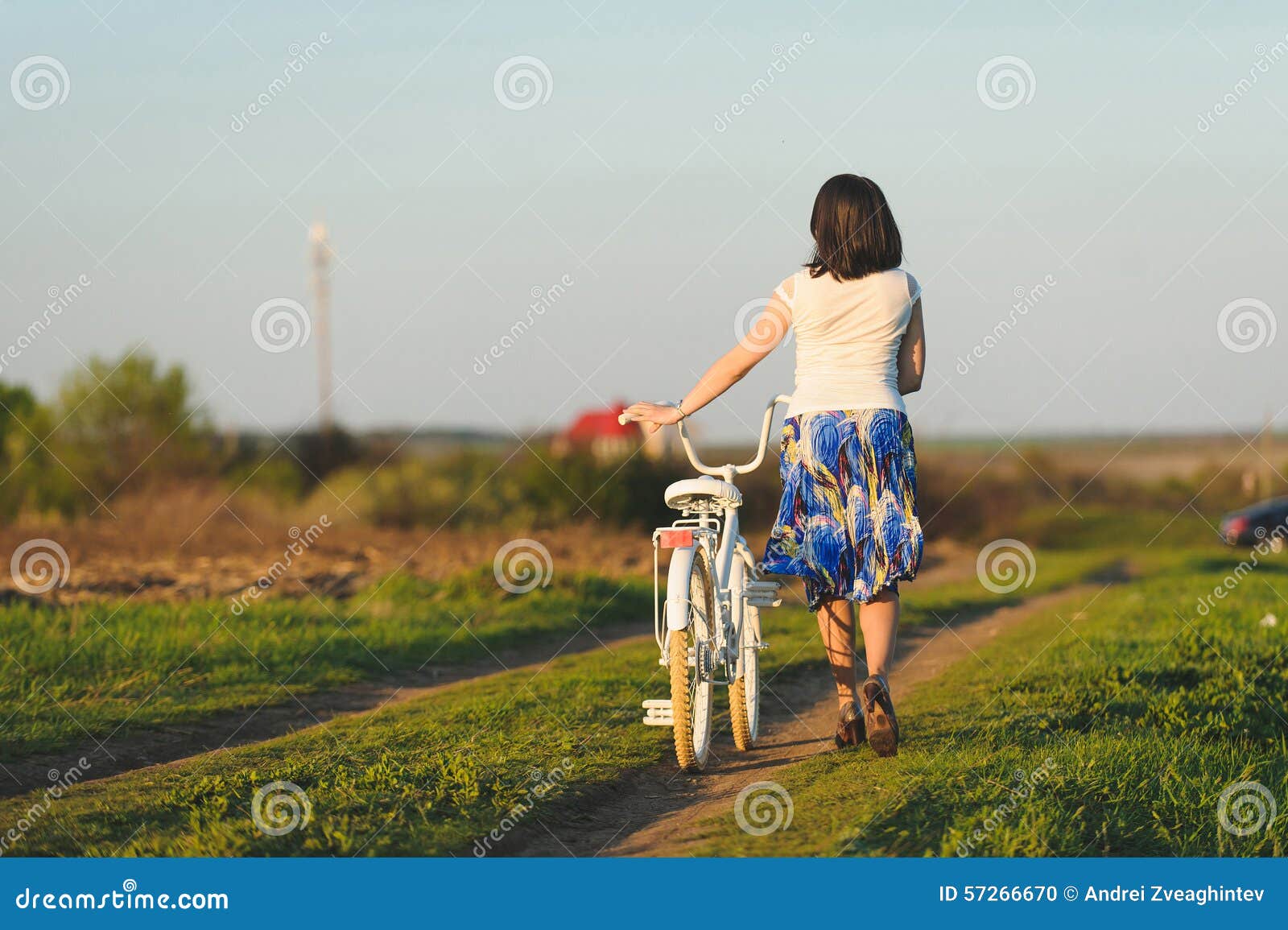 Weg gehen Frau stockfoto. Bild von sonnenuntergang, nett - 57266670