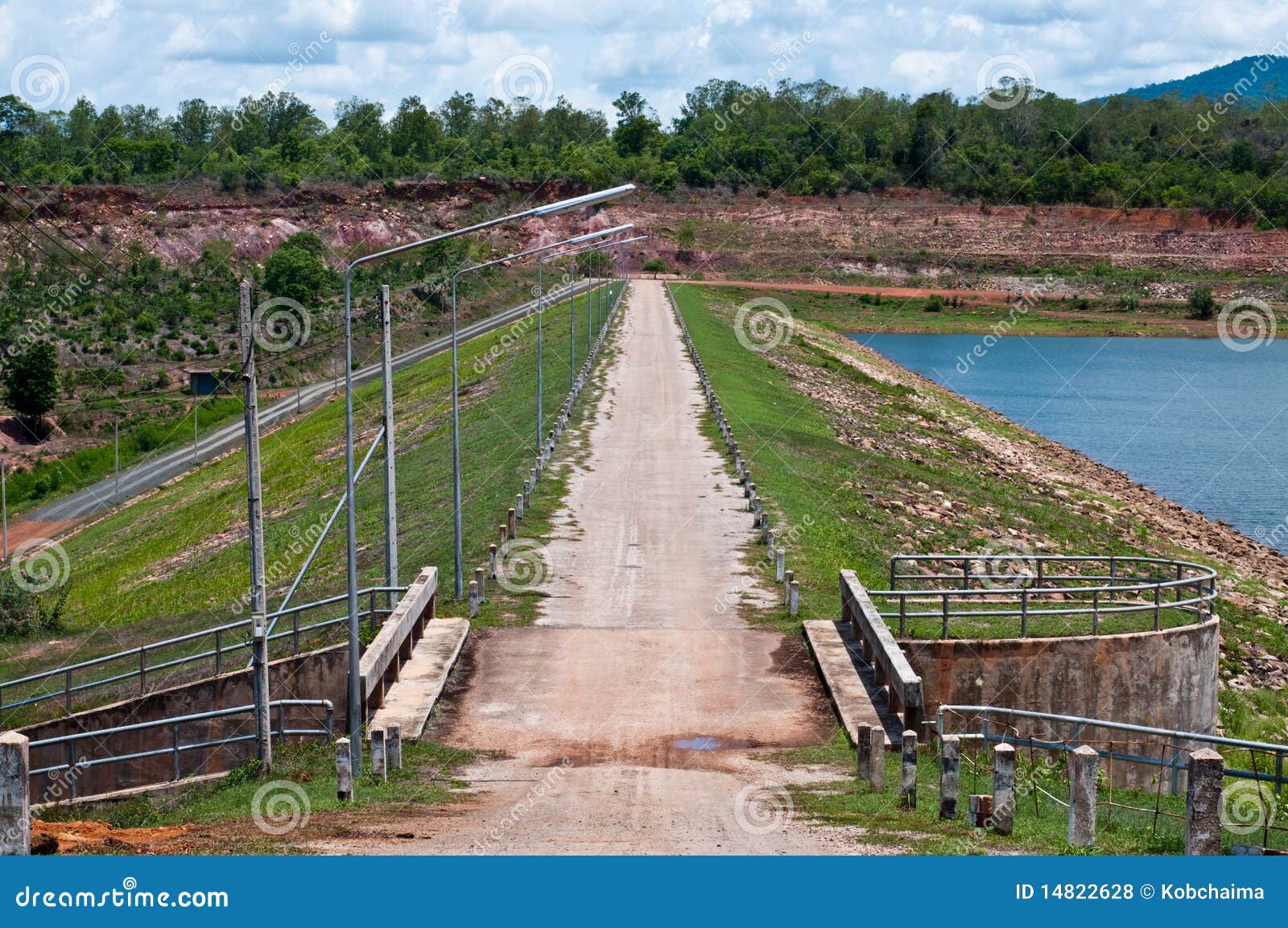 Weg op waterdam stock foto. Image of brug, techniek, energie - 14822628