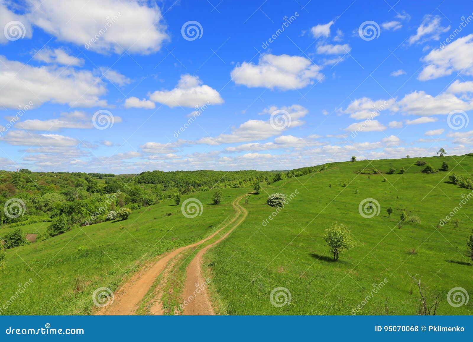 Weg over groene heuvel stock foto. Image of boom, toerisme - 95070068