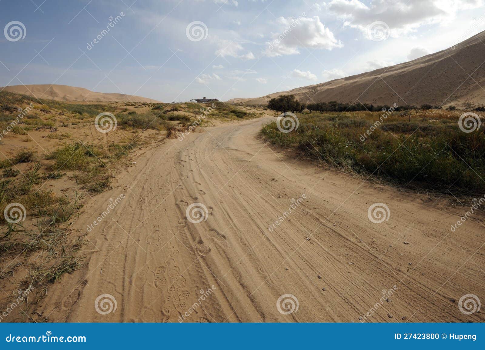 Weg in woestijn stock foto. Image of gebied, land, wolken - 27423800