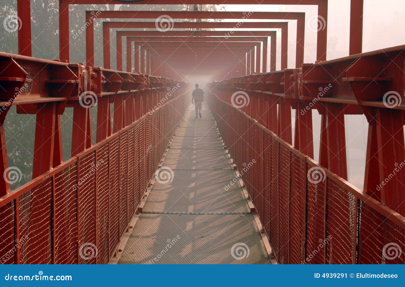 Weggehen stockbild. Bild von brennen, gefahr, atem, verdunkelt - 4939291