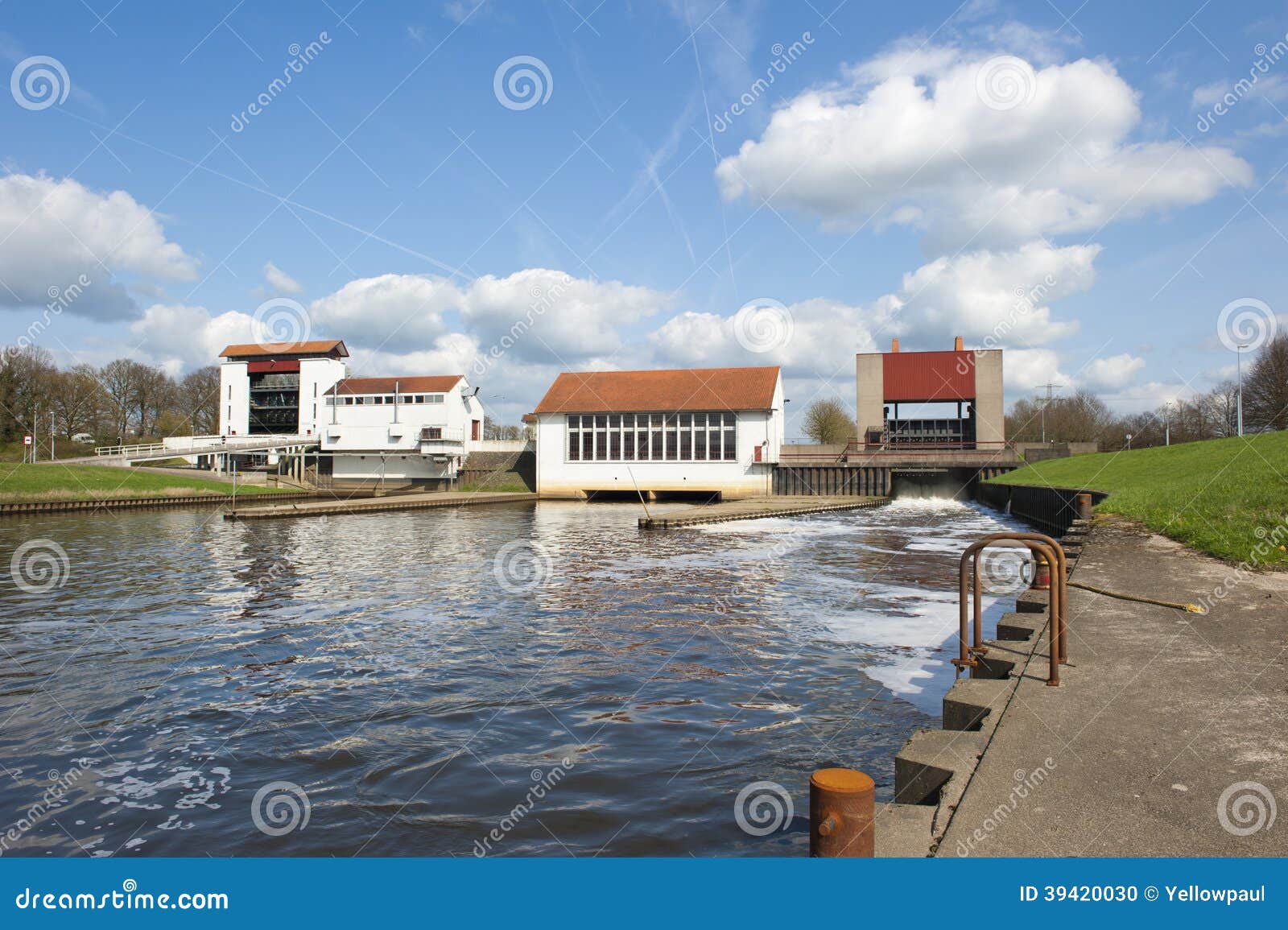 Wehr Mit Pumpstation in Der Verdammung Stockfoto - Bild von natalia ...