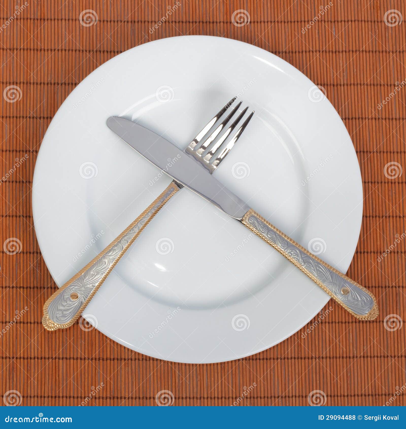 Weiße Platte, Messer Und Gabel Stockfoto - Bild von bambus, abendessen ...