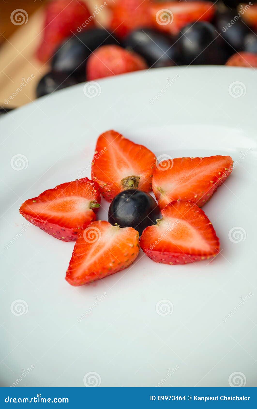 Weiße Platte Mit Trauben Und Erdbeeren, Sternform Stockfoto - Bild von ...