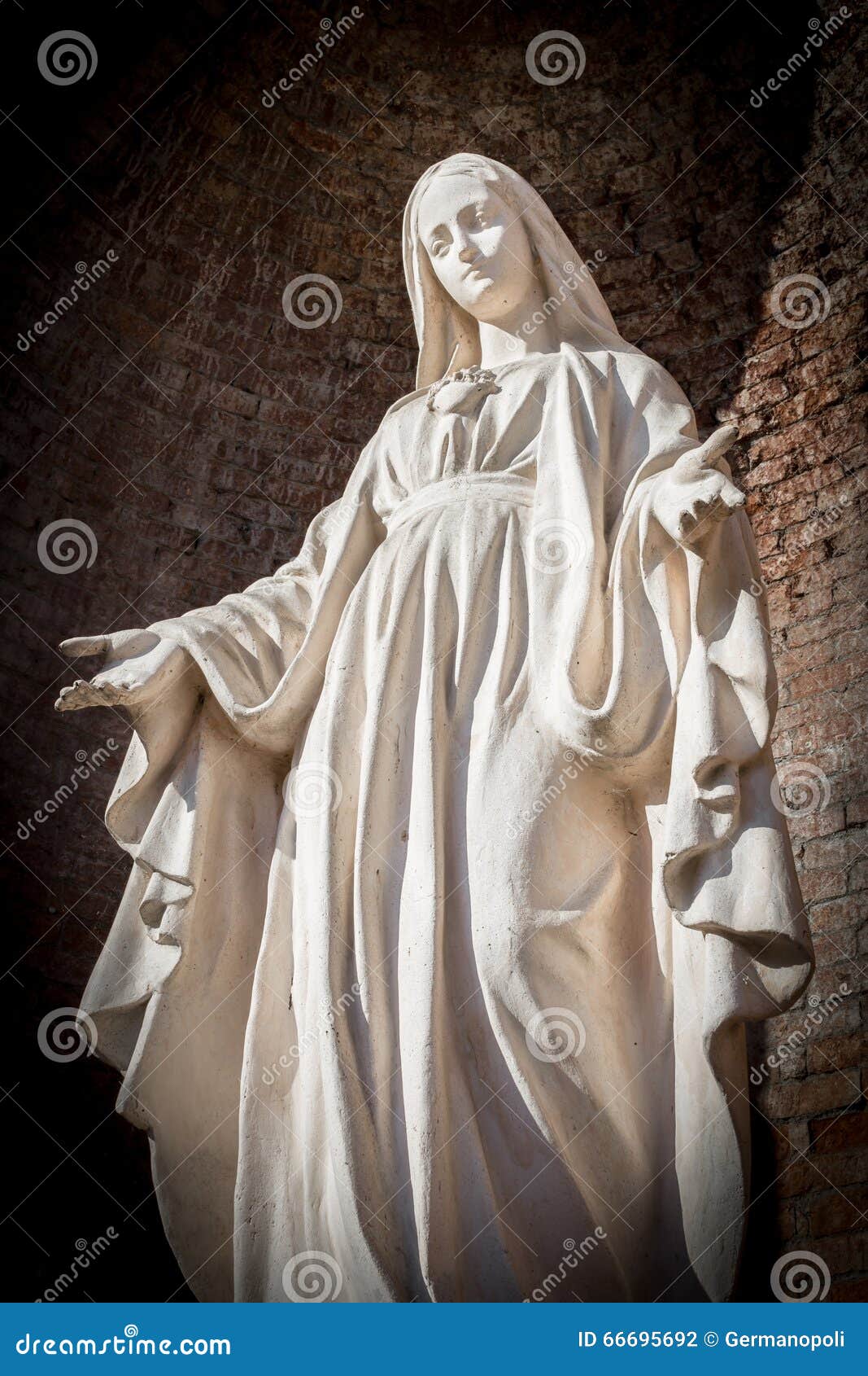 Weiße Steinstatue Der Heiliger Maria Stockfoto - Bild von kirche ...