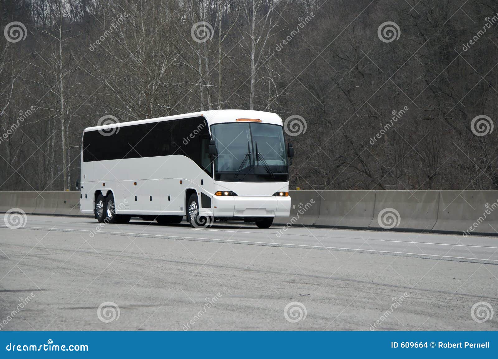 Weißer Bus stockfoto. Bild von autobahn, bequemlichkeit - 609664