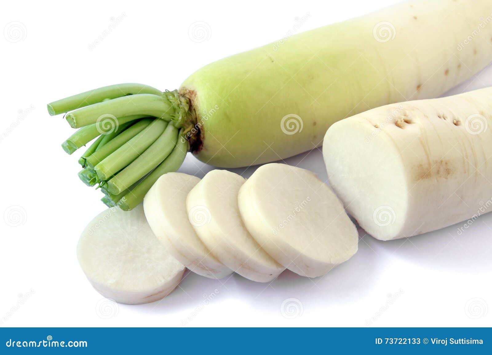 Weißer Rettich Mit Scheiben Auf Weißem Hintergrund Stockbild - Bild von ...