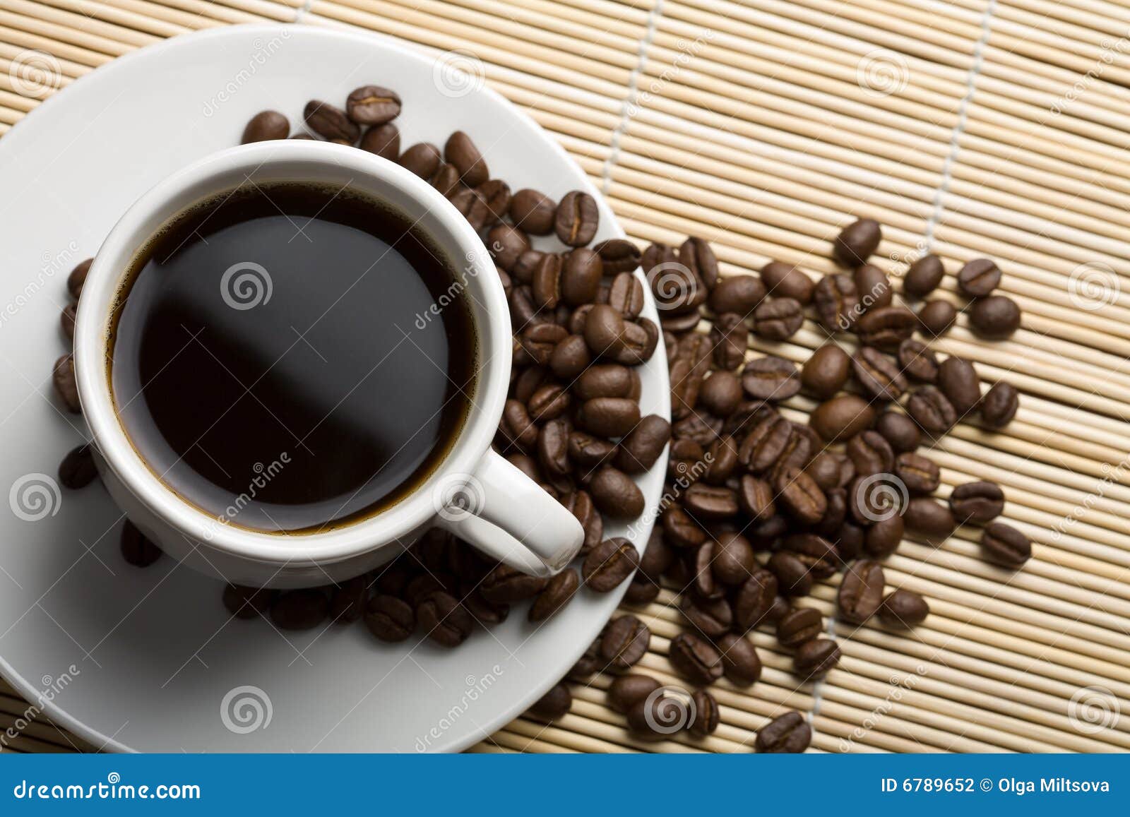 Weißer Tasse Kaffee Und Kaffeebohnen Bild. Bild: 6789652