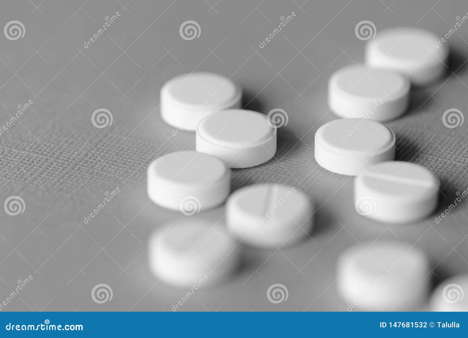 Wei?e Tabletten Zerstreut Auf Eine Graue Oberfl?che Rebecca 6 Stockfoto - Bild von schwarzes ...