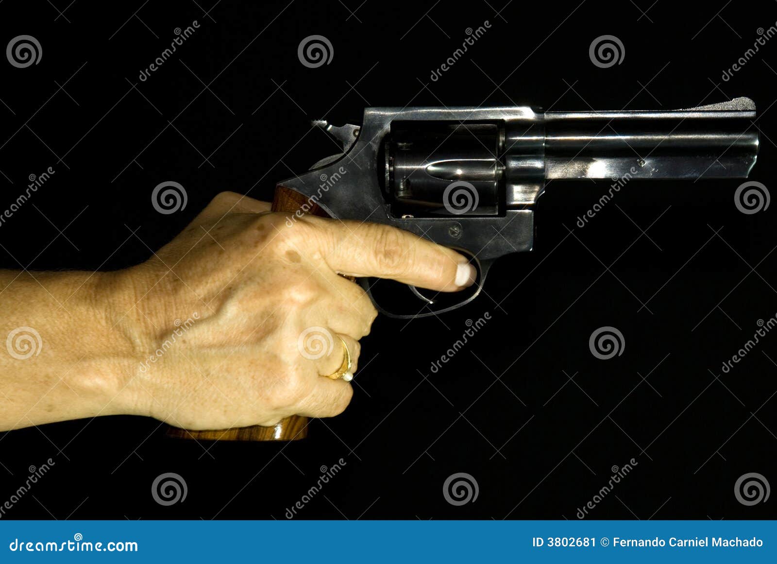 Weibliche Hand, Die Einen Revolver Anhält Stockbild - Bild von ...
