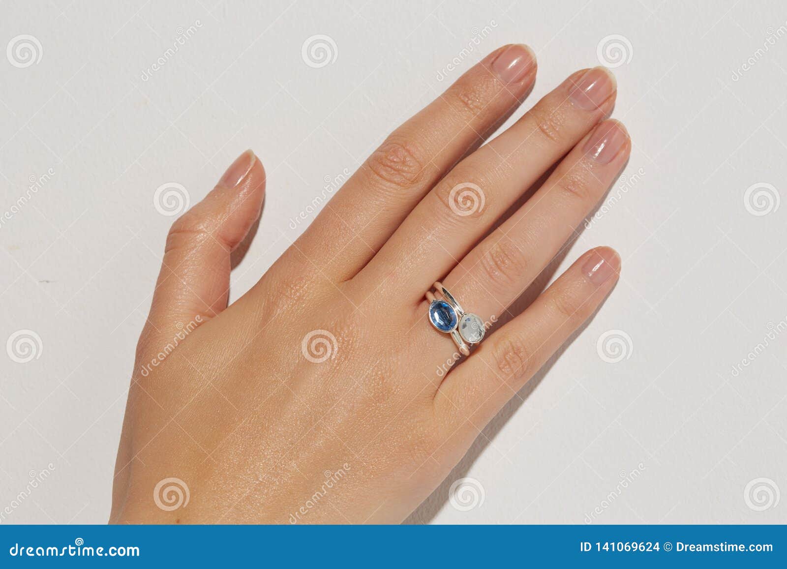 Weibliche Hand Mit Einem Ring Stockfoto - Bild von geschäft ...
