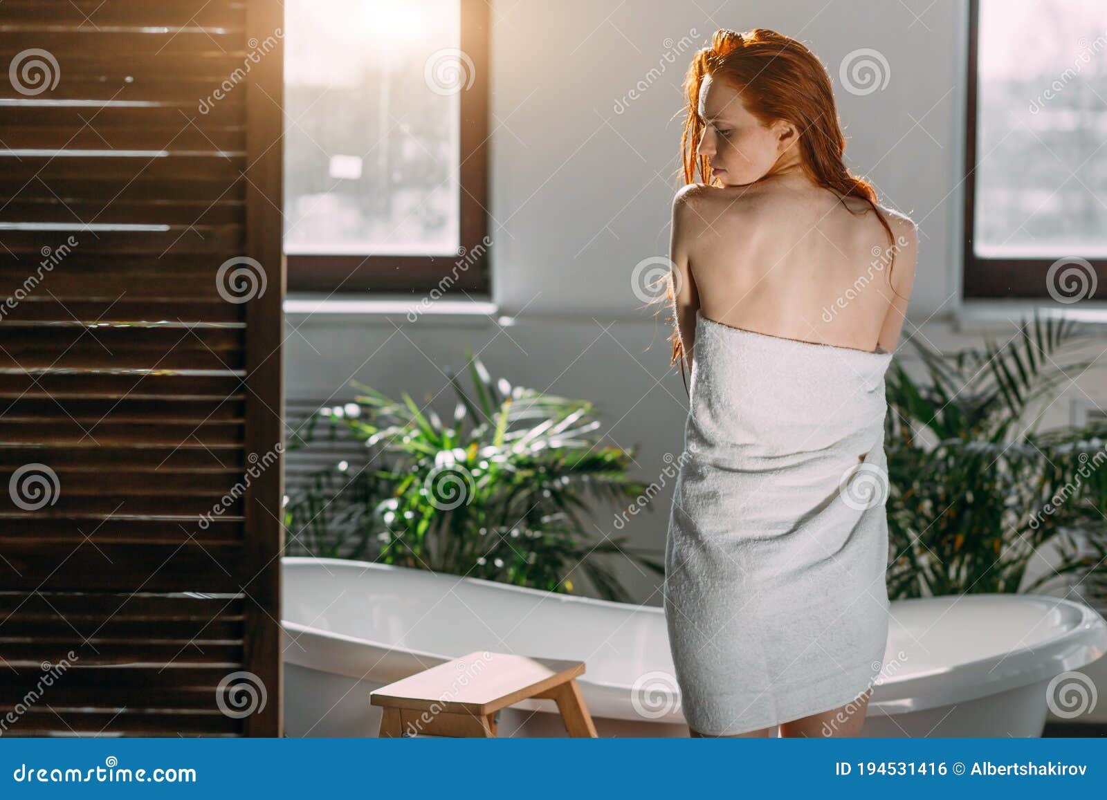 Weibliche Model Position Zwischen Fenster Und Badewanne Mithilfe Des