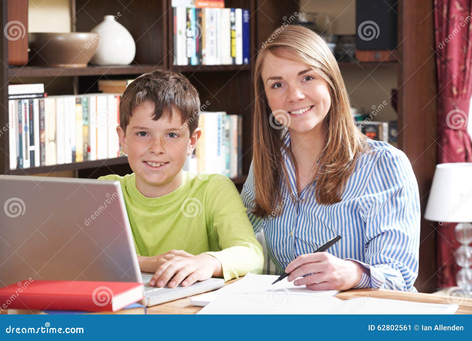 Weibliche Tutor-Helping Boy with-Heimstudien Stockbild - Bild von kind ...