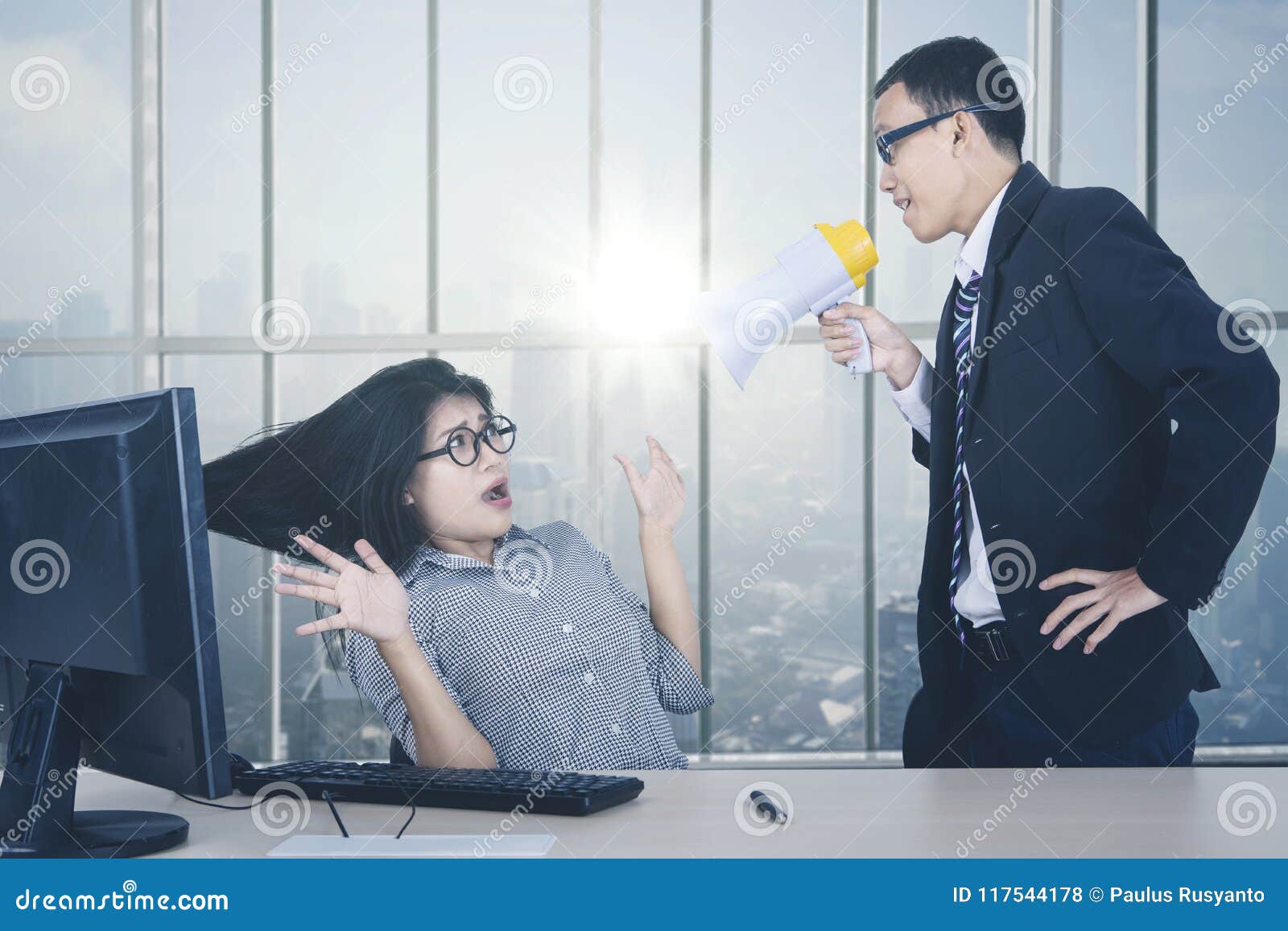 Weiblicher Angestellter, Der Von Ihrem Chef Geschrieen Wird Stockfoto ...