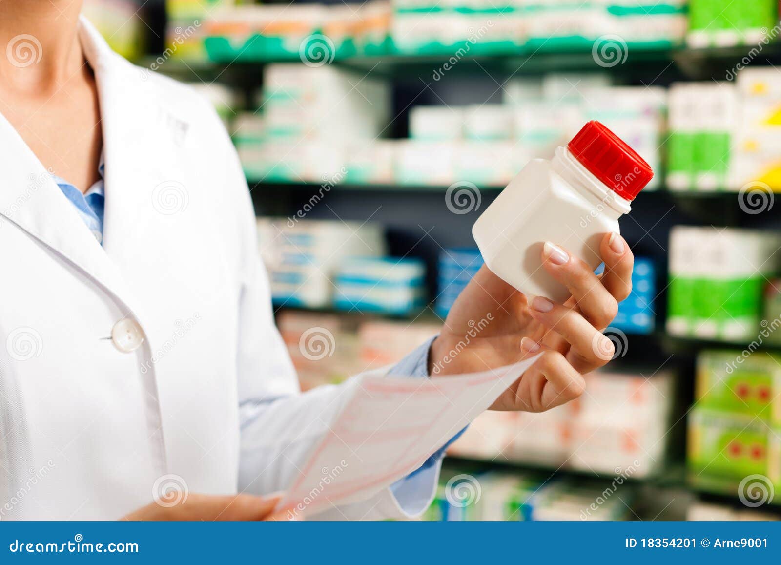 Weiblicher Apotheker in Der Apotheke Mit Medikament Stockbild - Bild ...