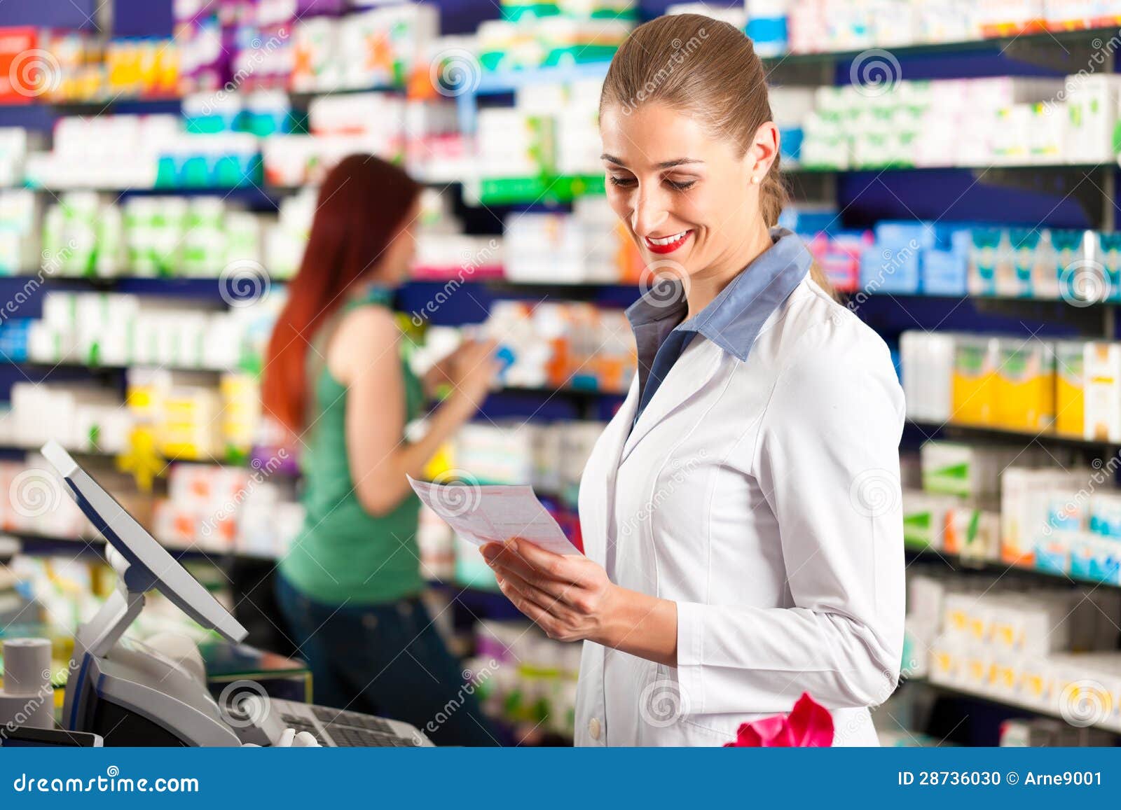 Weiblicher Apotheker in Ihrer Apotheke Stockfoto - Bild von industrie ...