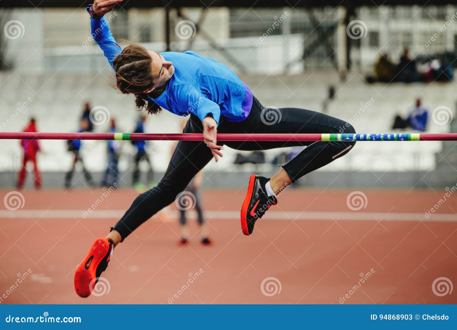 Weiblicher Athlet, Der Erfolgreichen Versuch am Hochsprung Springt ...