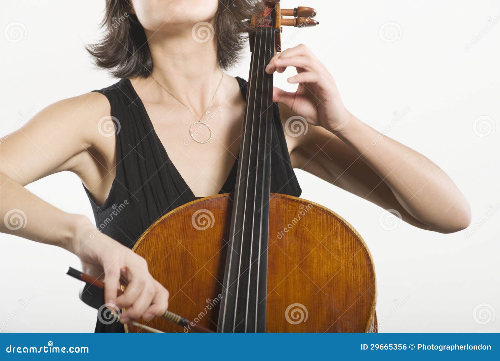 Weiblicher Cellist stockfoto. Bild von instrumentell - 29665356