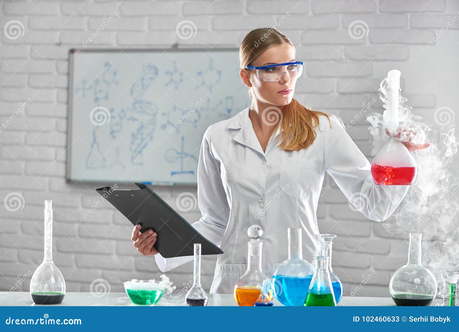 Weiblicher Chemiker, Der am Labor Arbeitet Stockbild - Bild von medizin ...