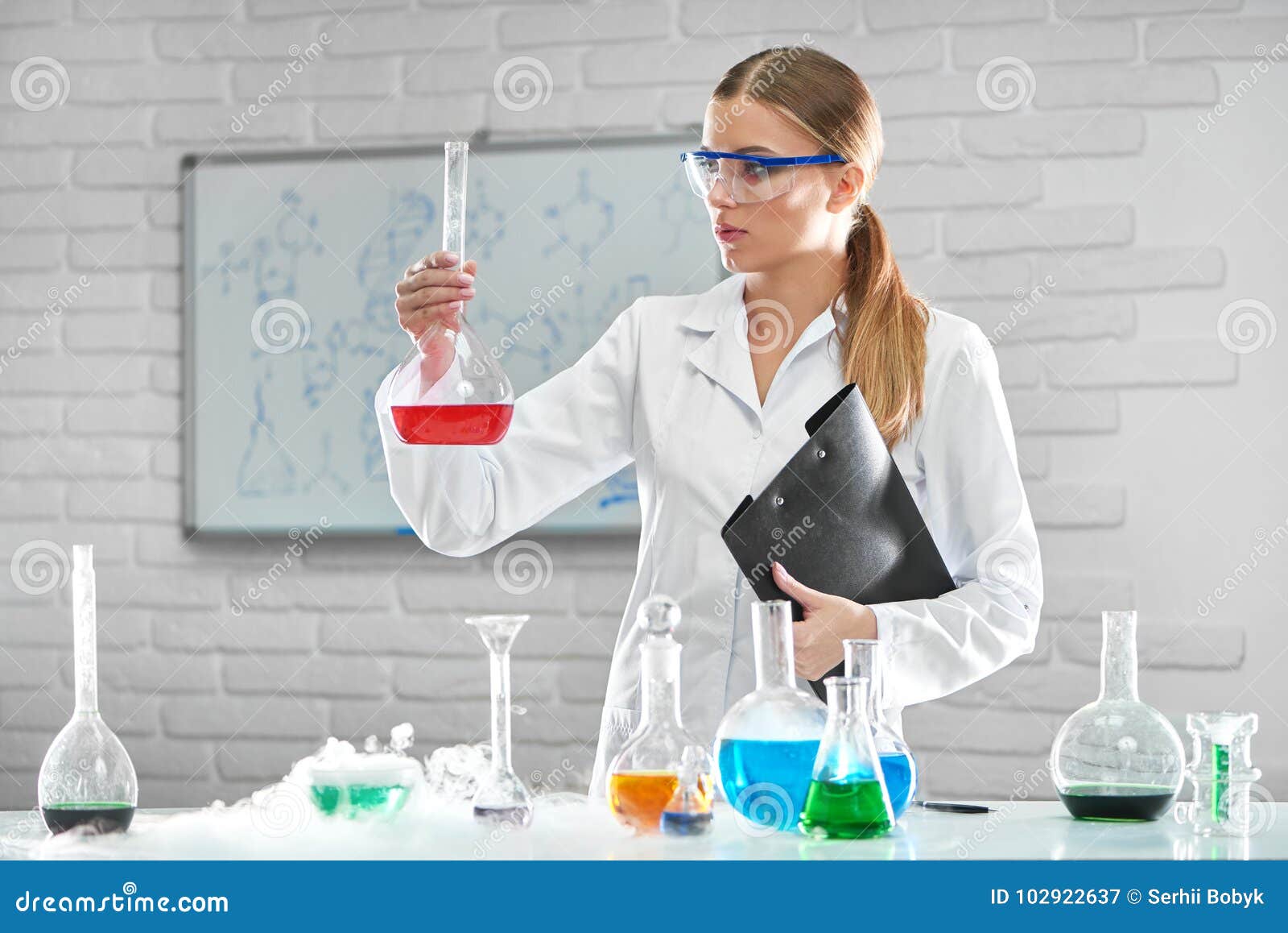 Weiblicher Chemiker, Der am Labor Arbeitet Stockbild - Bild von ...