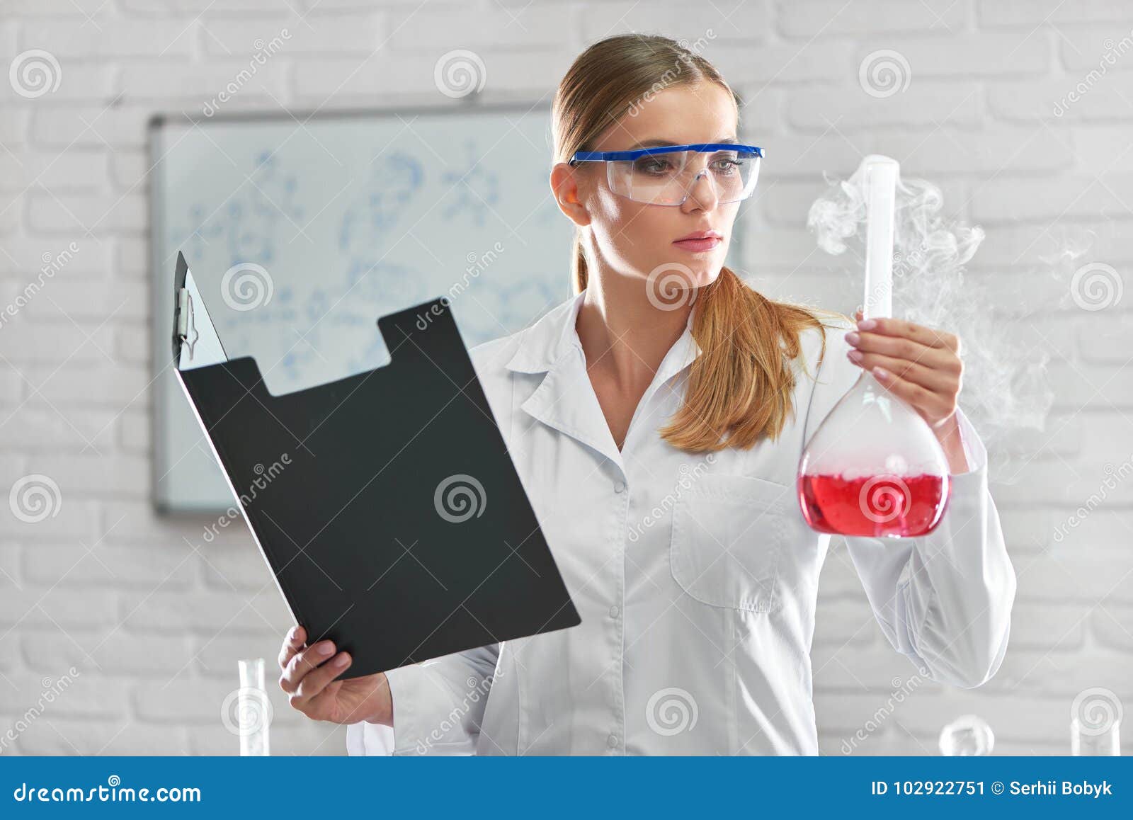 Weiblicher Chemiker, Der am Labor Arbeitet Stockbild - Bild von obacht ...