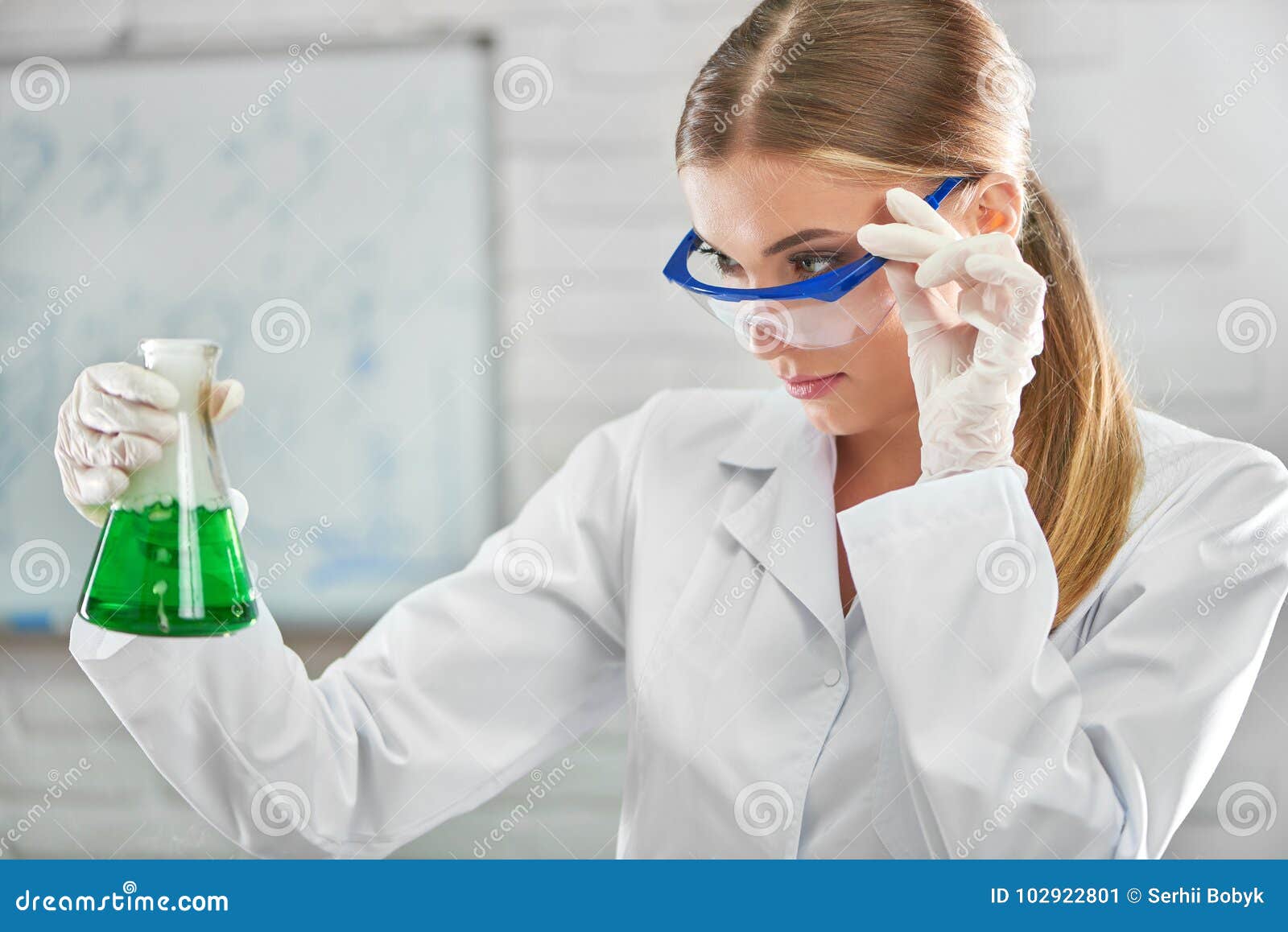 Weiblicher Chemiker, Der am Labor Arbeitet Stockbild - Bild von ...