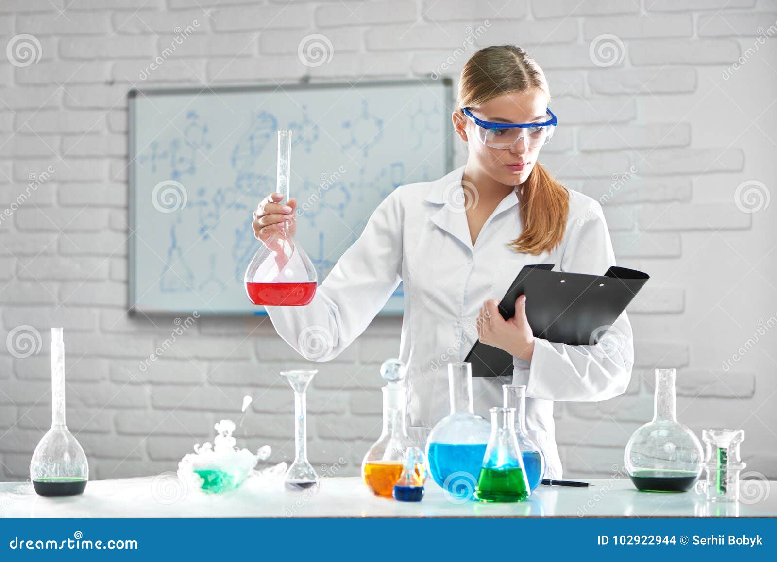 Weiblicher Chemiker, Der am Labor Arbeitet Stockfoto - Bild von chemie ...