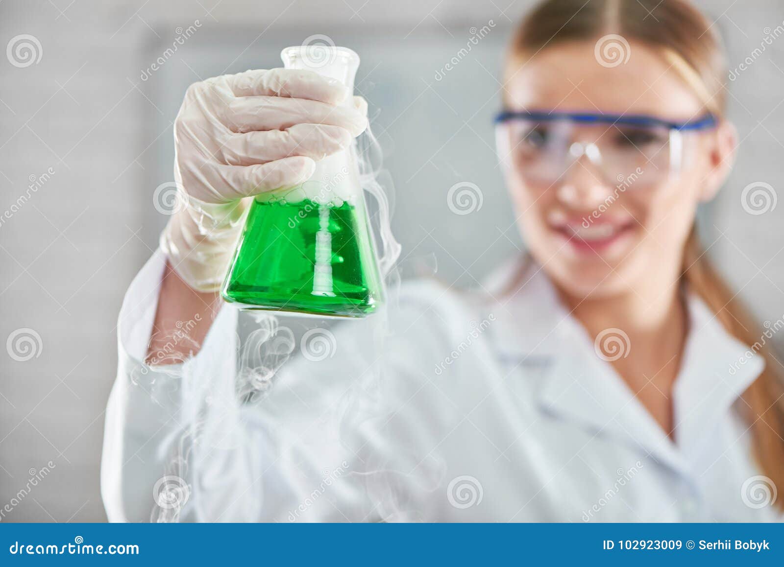 Weiblicher Chemiker, Der am Labor Arbeitet Stockbild - Bild von ...