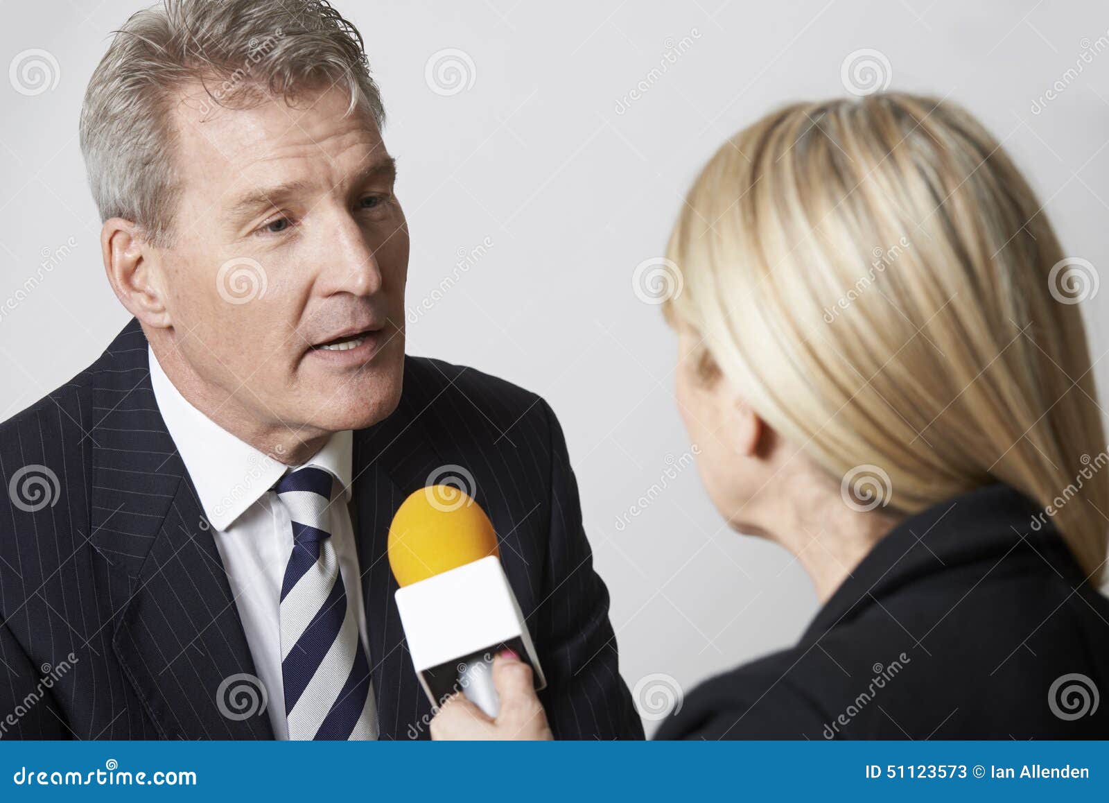 Weiblicher Journalist with Micropho Geschäftsmann-Being Interviewed Bys ...