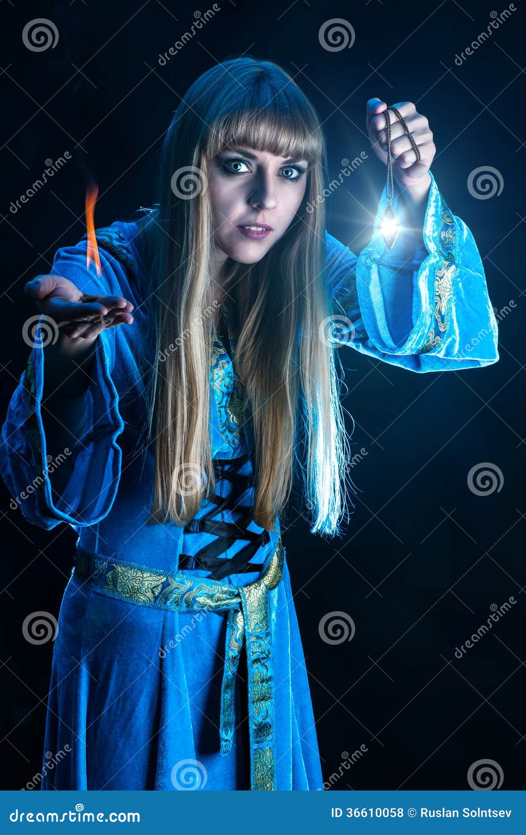 Weiblicher Magier stockfoto. Bild von brände, blicke - 36610058