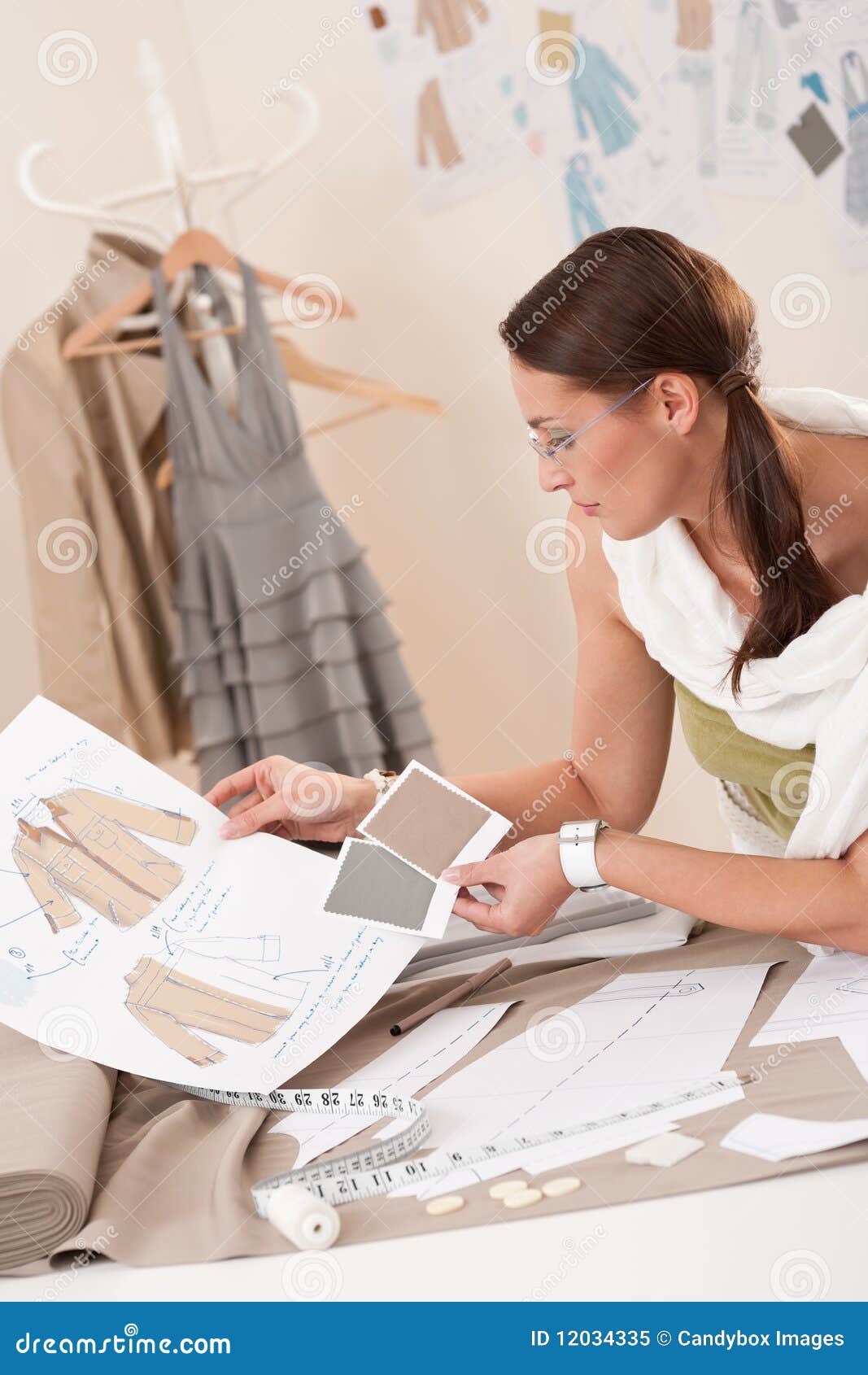 Weiblicher Modedesigner, Der Mit Skizzen Arbeitet Stockbild - Bild von ...