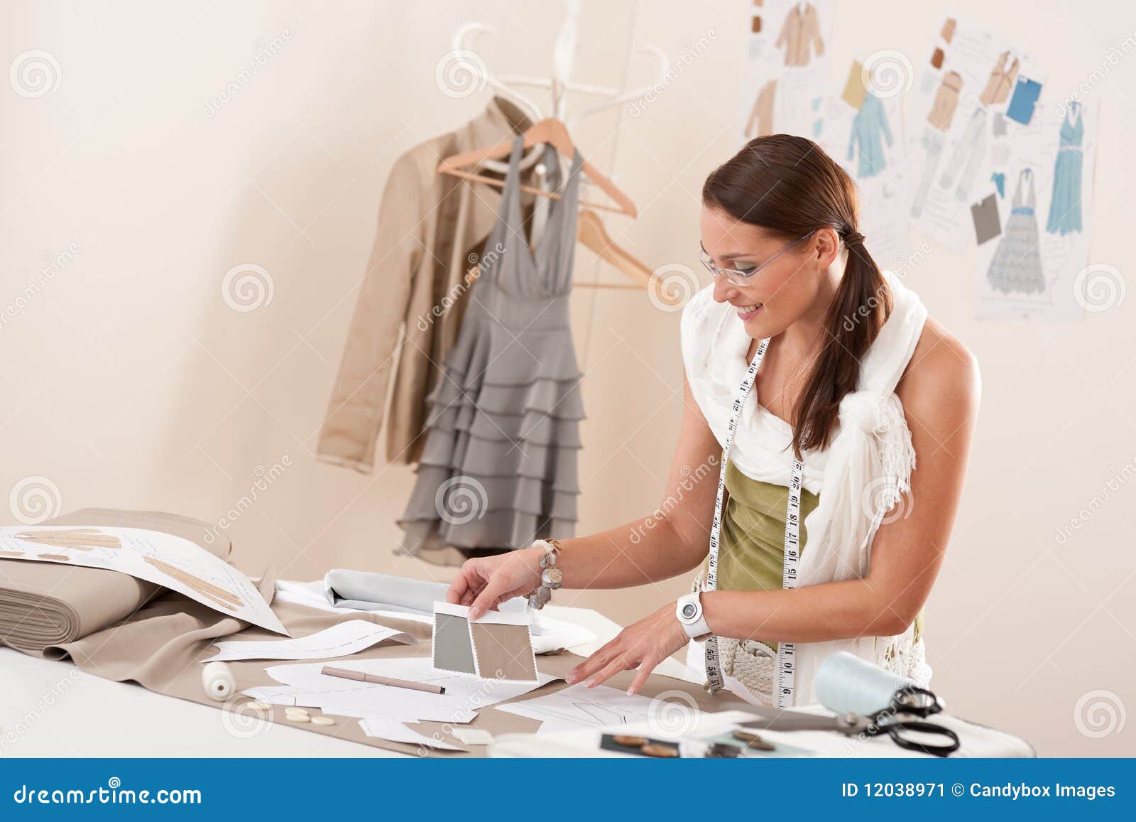 Weiblicher Modedesigner, Der Mit Skizzen Arbeitet Stockbild - Bild von ...