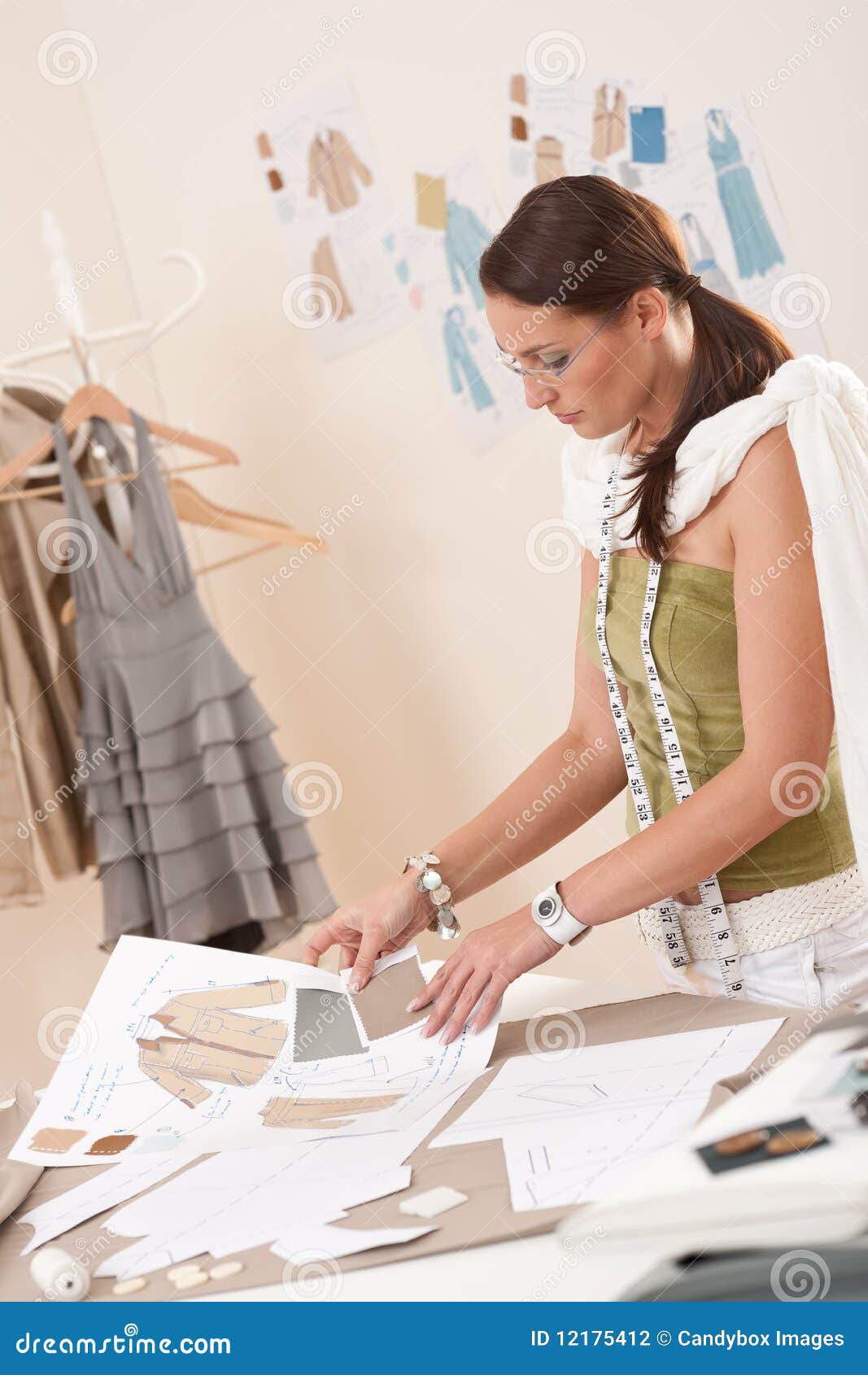 Weiblicher Modedesigner, Der Mit Skizzen Arbeitet Stockfoto - Bild von ...