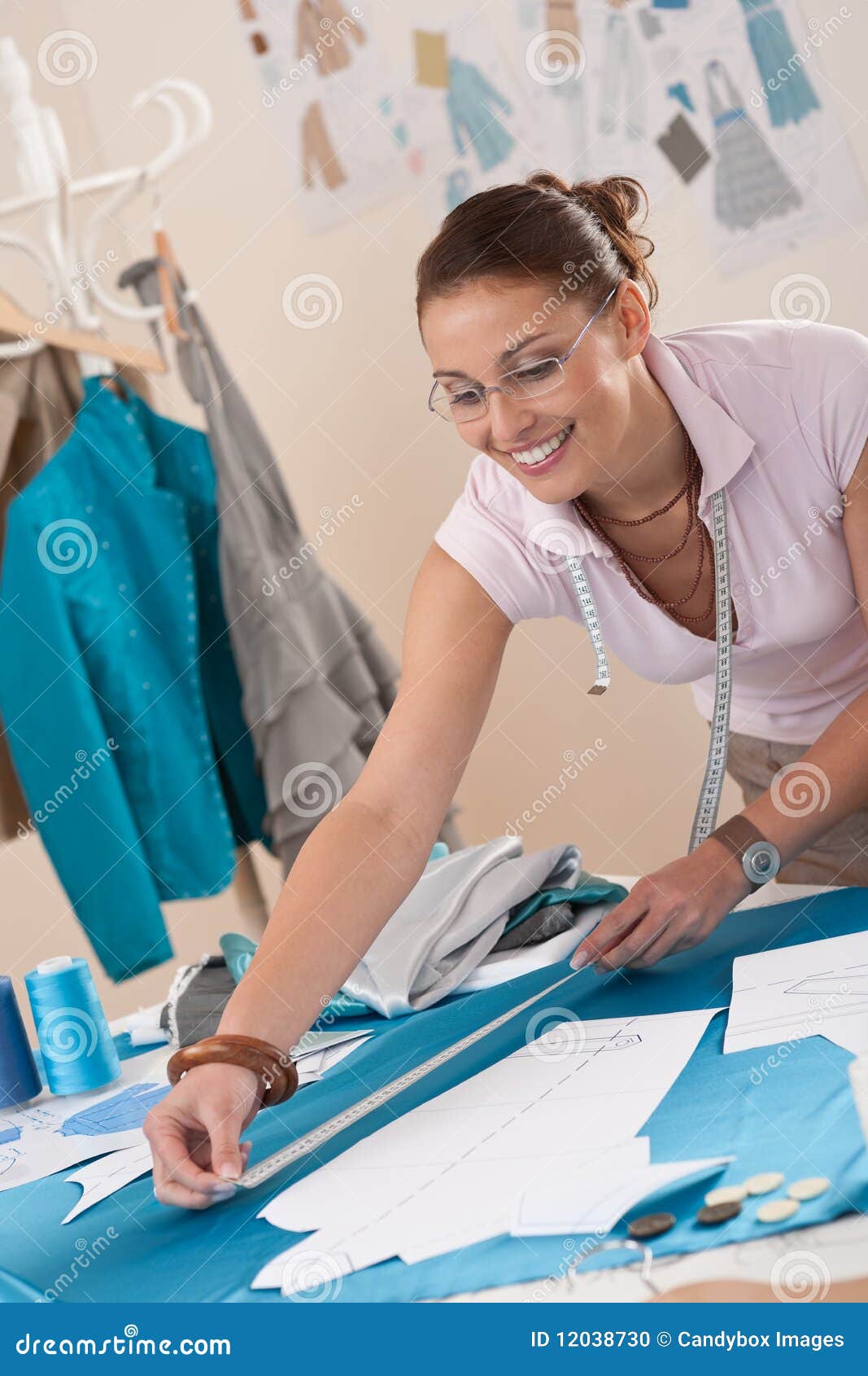 Weiblicher Modedesigner, Der am Studio Arbeitet Stockfoto - Bild von ...