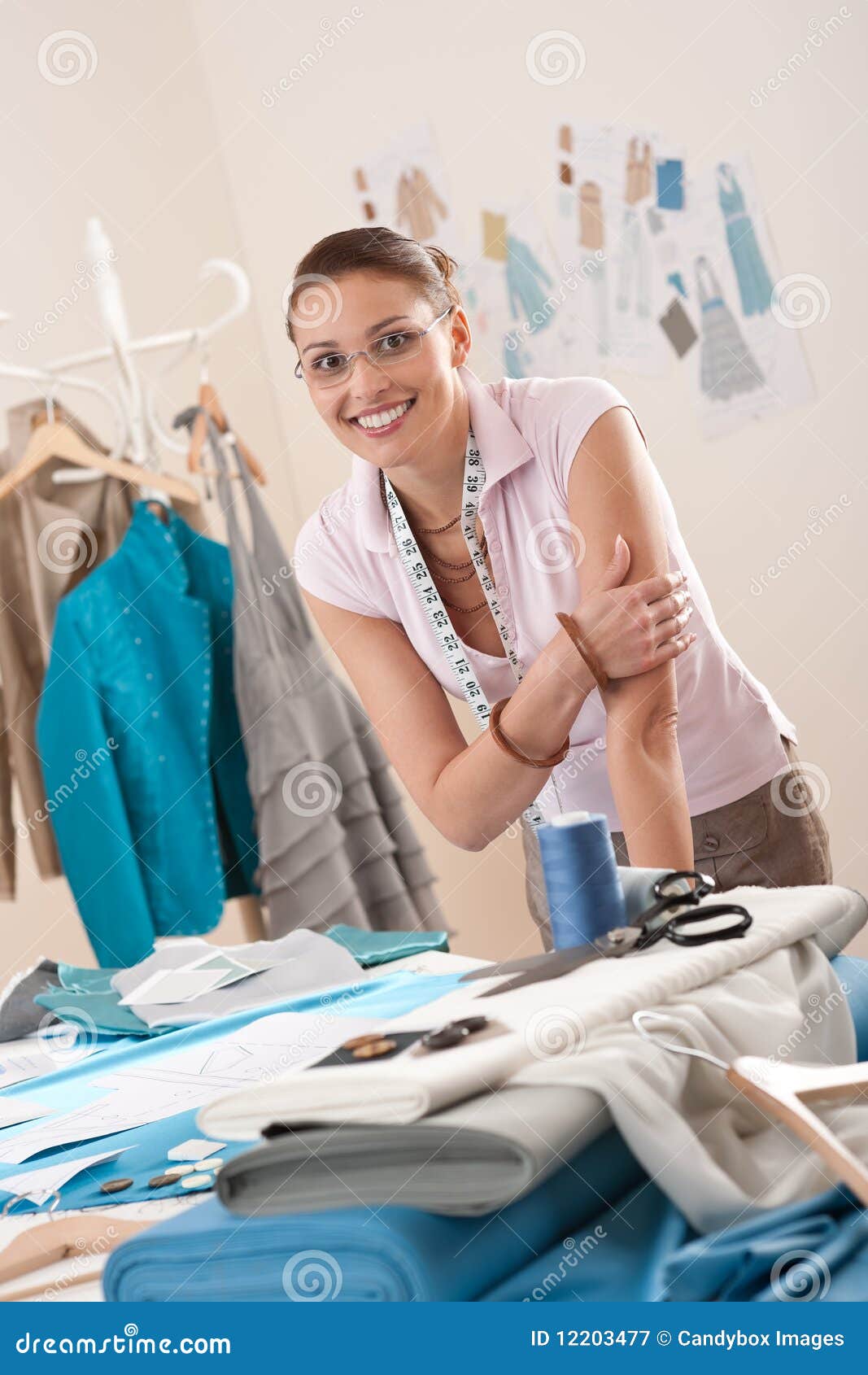 Weiblicher Modedesigner, Der am Studio Arbeitet Stockbild - Bild von ...