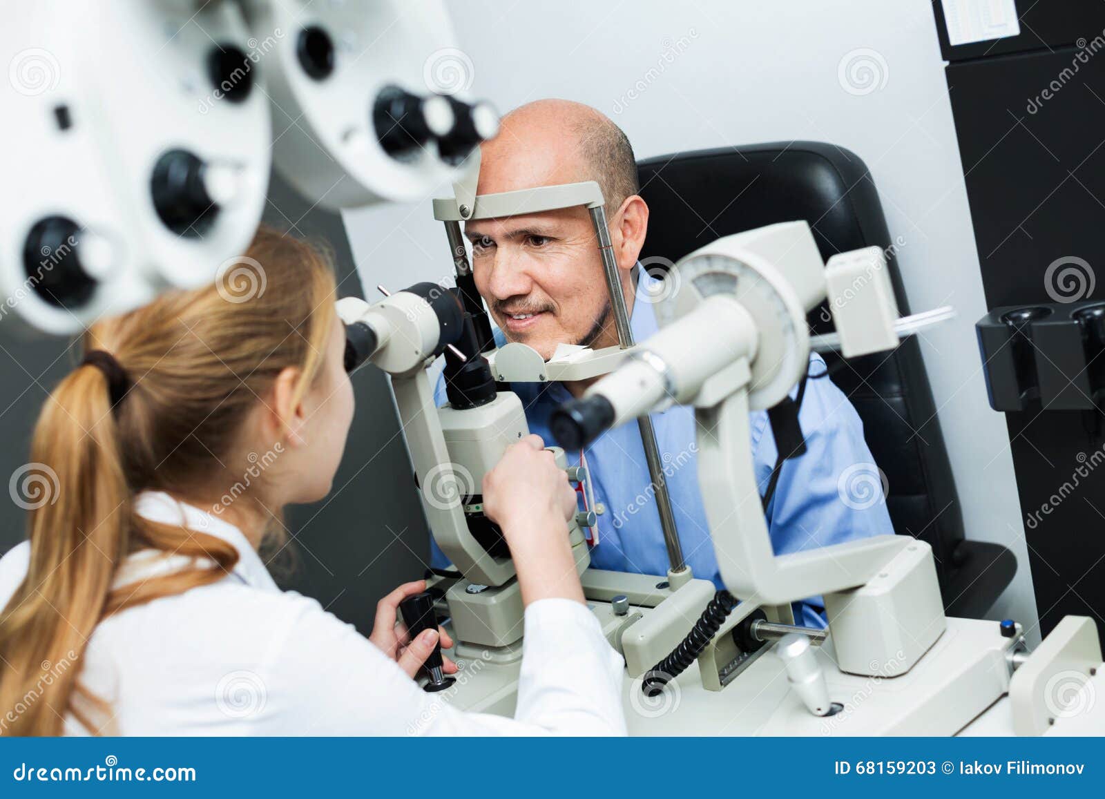 Weiblicher Optiker, Der Sehtest Mithilfe Der Spaltlampe Tut Stockbild ...