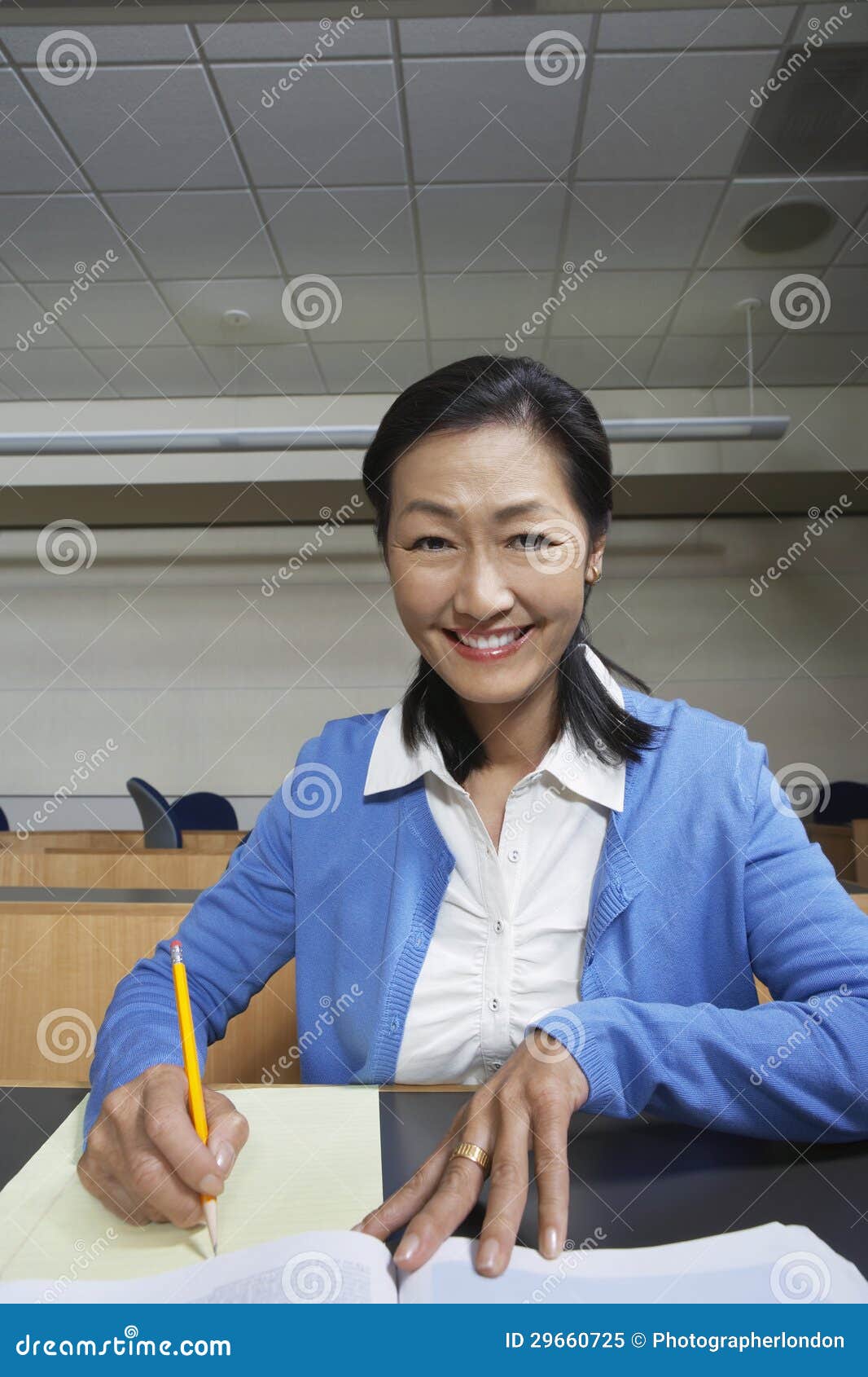 Weiblicher Professor Jotting Down Notes Auf Papier Stockbild - Bild von ...