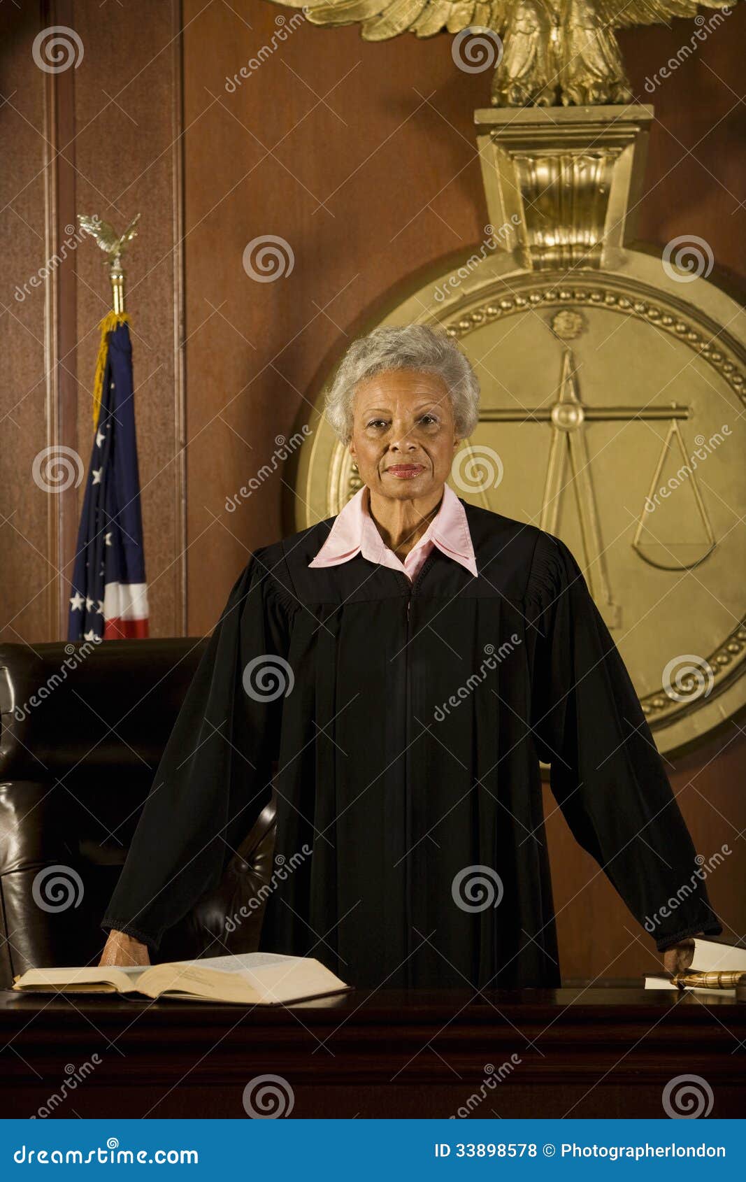 Weiblicher Richter-Standing in Court-Raum Stockfoto - Bild von ...