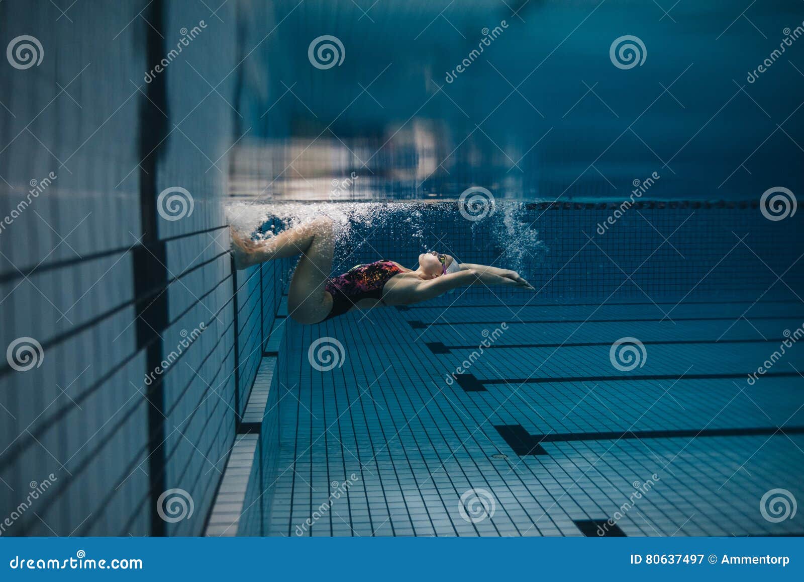 Weiblicher Schwimmer in Der Aktion Innerhalb Des Swimmingpools ...