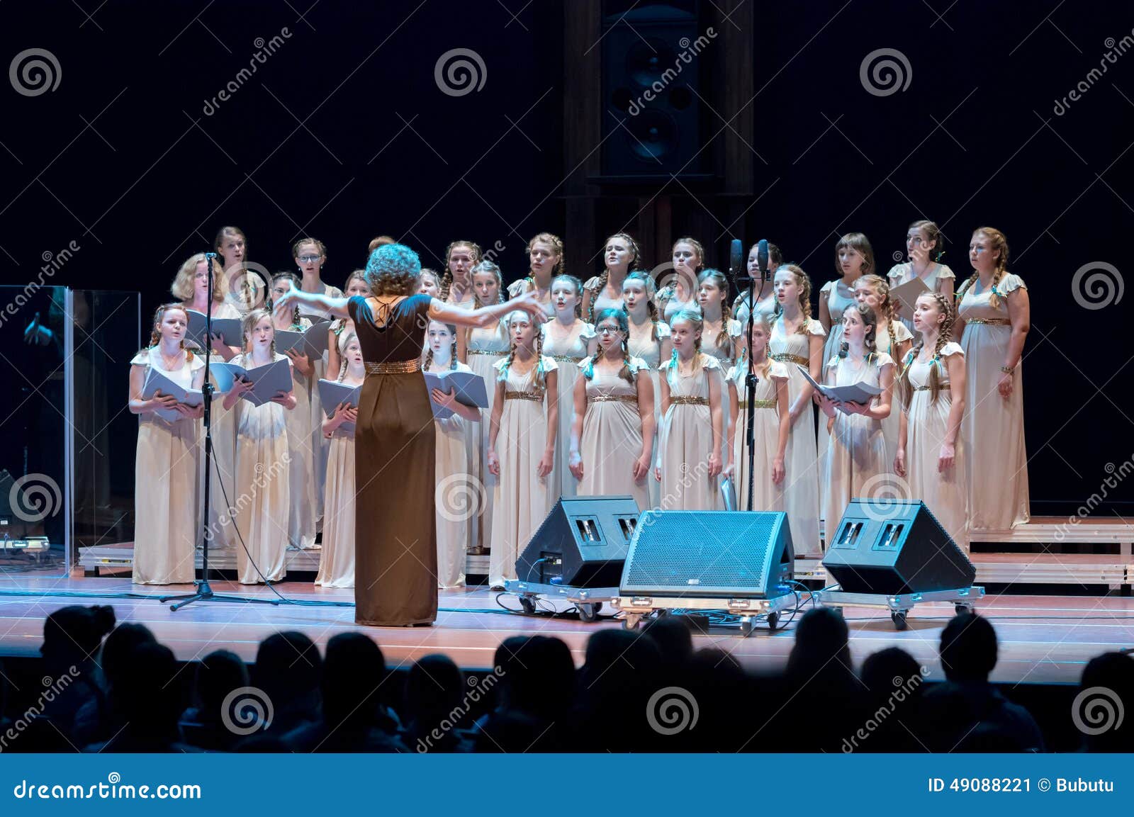 Weiblicher singender Chor redaktionelles foto. Bild von mikrophon ...