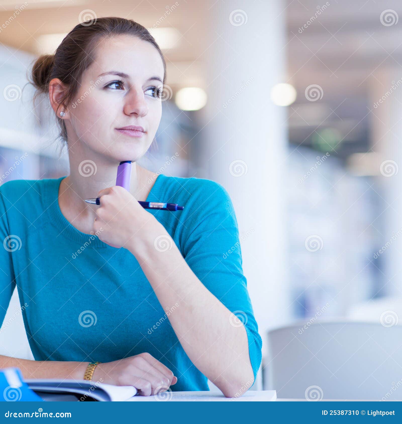 Weiblicher Student in Einer Bibliothek Stockfoto - Bild von bücherregal ...