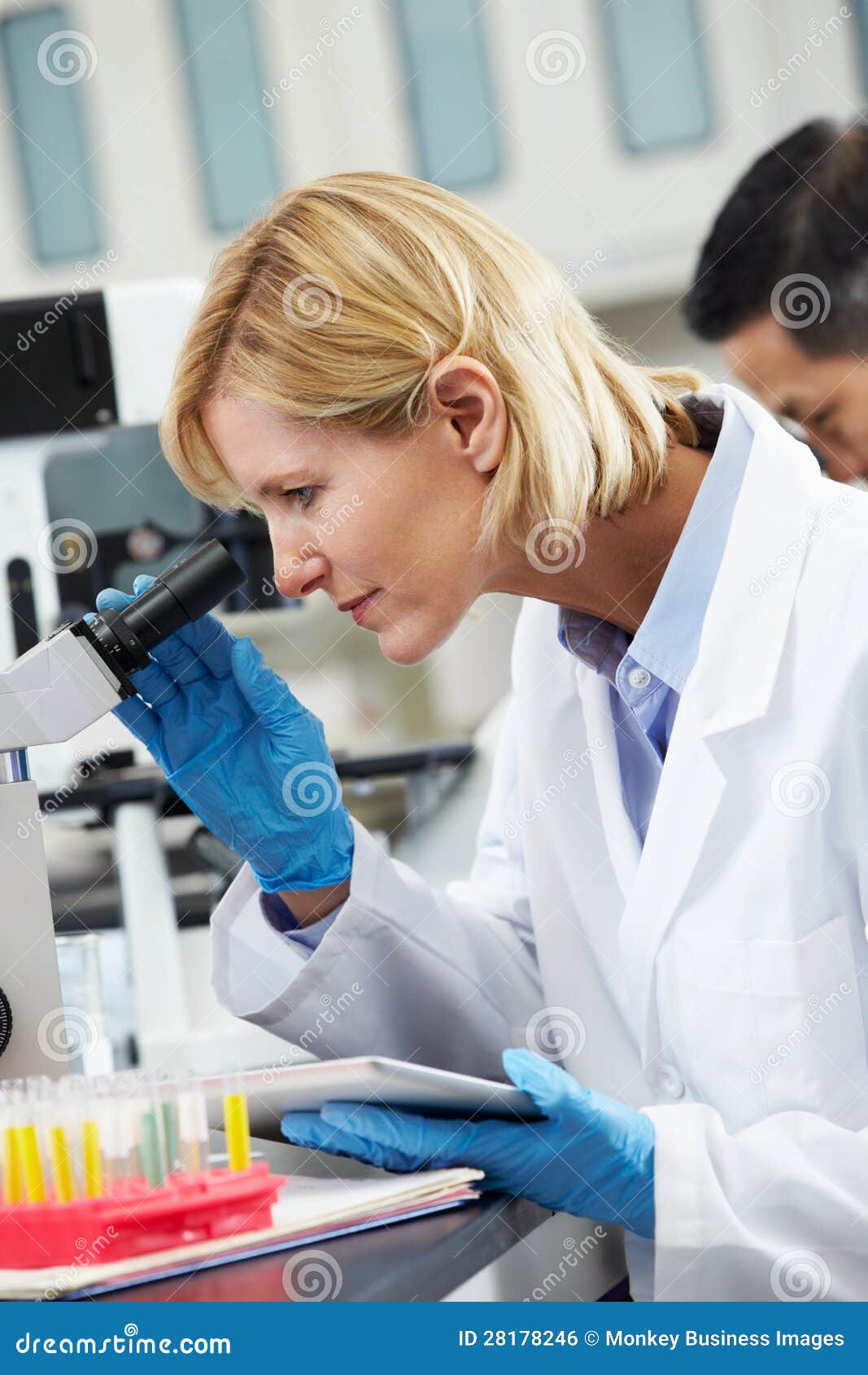 Weiblicher Wissenschaftler, Der Tablette-Computer Im Labor Verwendet ...