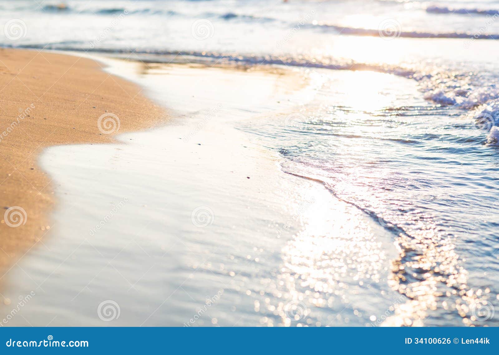 Weiche Welle Des Meeres Auf Einem Sandigen Strand Stockfoto - Bild von ...