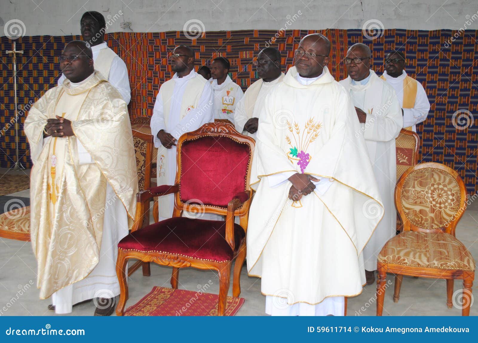 WEIHE EINES PRIESTERS redaktionelles stockbild. Bild von seins - 59611714