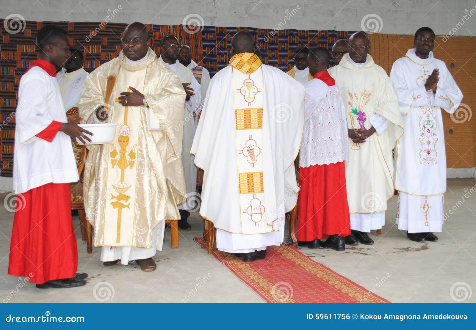 WEIHE EINES PRIESTERS redaktionelles foto. Bild von seins - 59611756