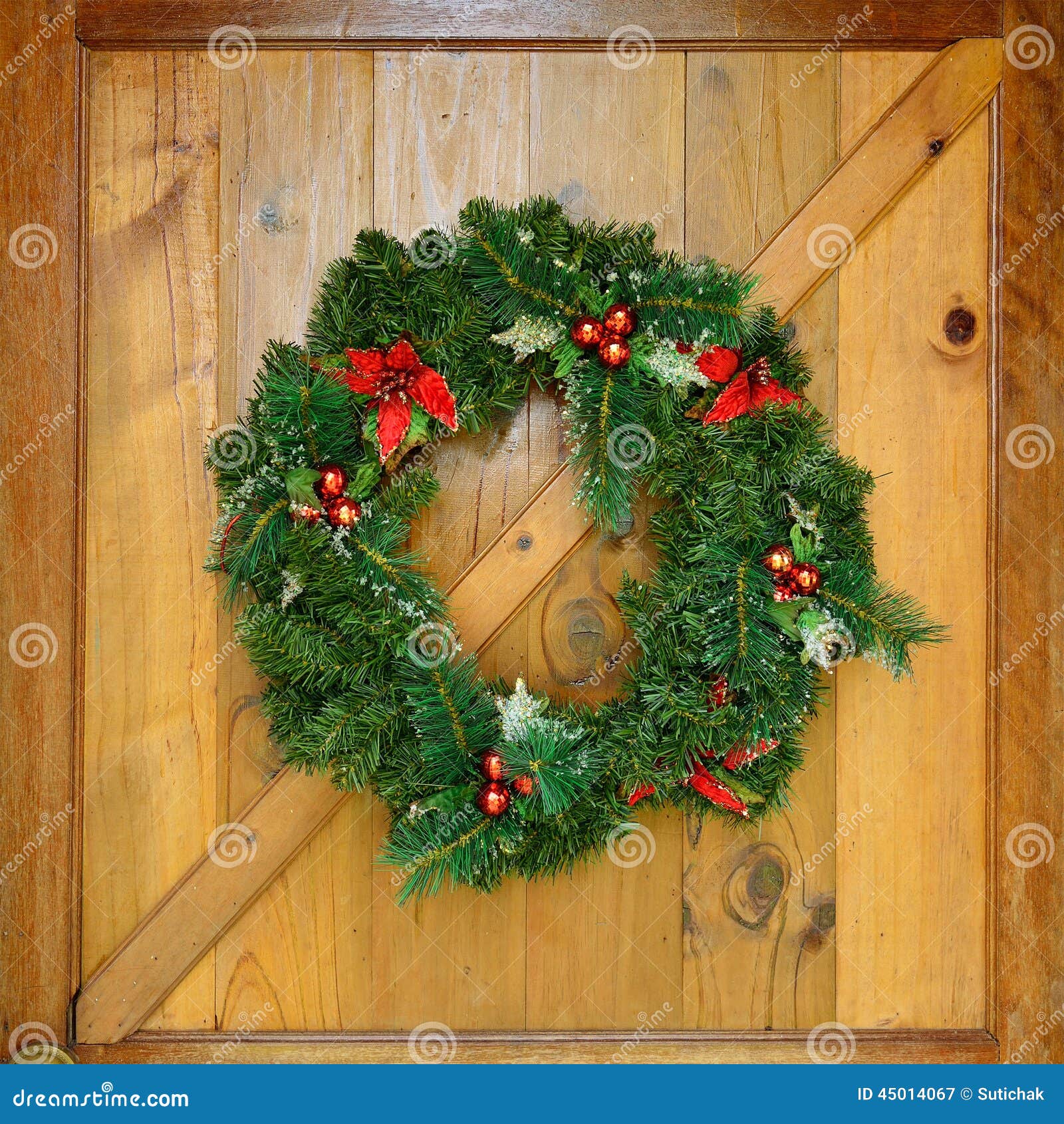 Weihnachtskranz Mit Dekorationen Stockbild - Bild von dekoration, blume ...