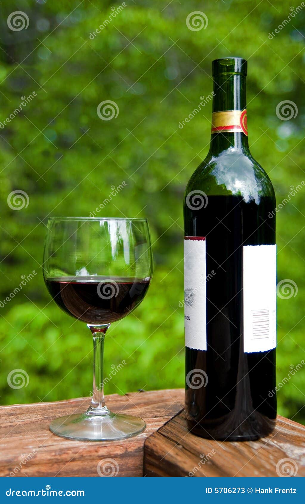Wein-Flasche und Wein-Glas stockbild. Bild von relax, alkoholiker - 5706273