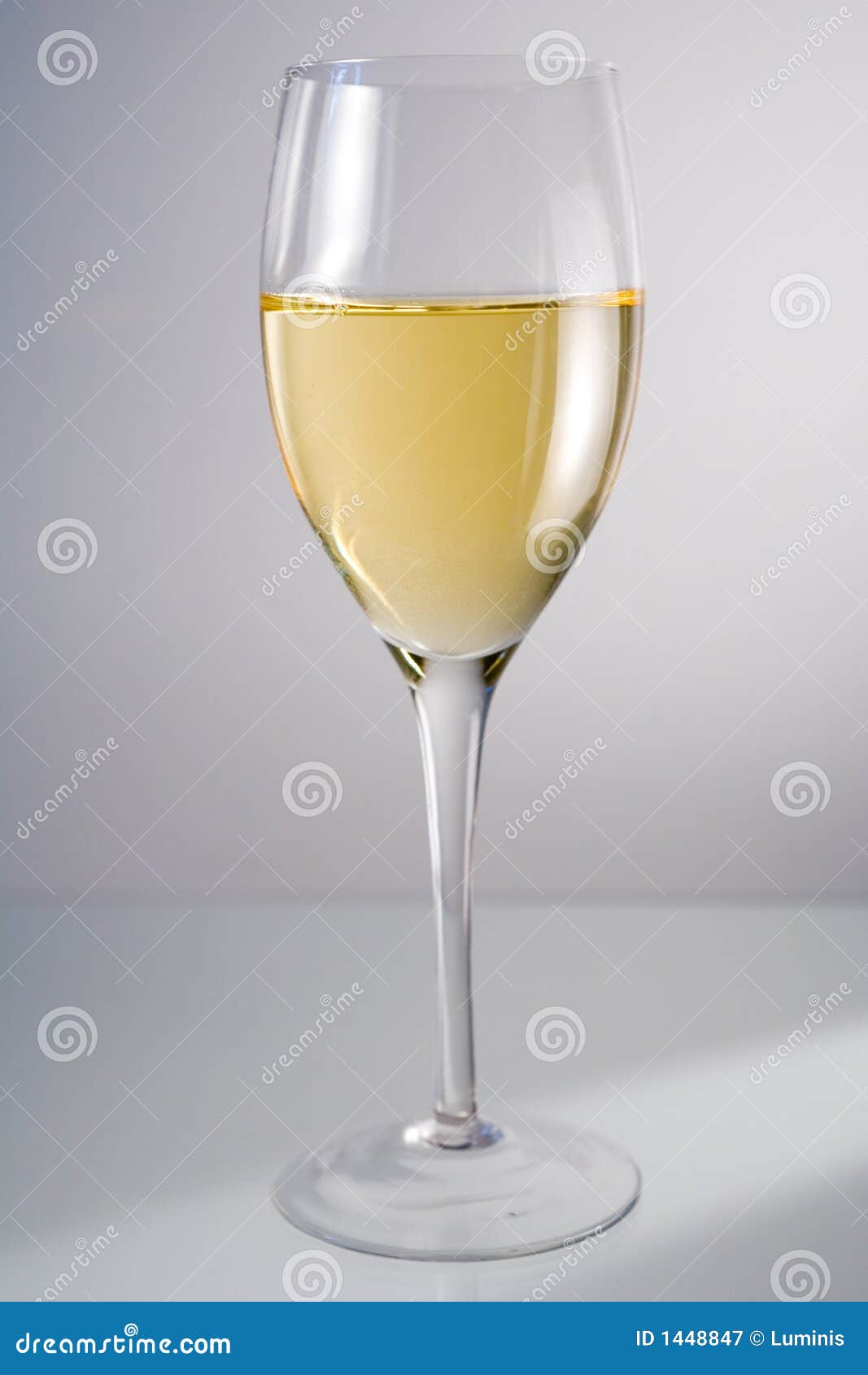 Wein-Glas stockbild. Bild von rund, nachricht, voll, gefüllt - 1448847