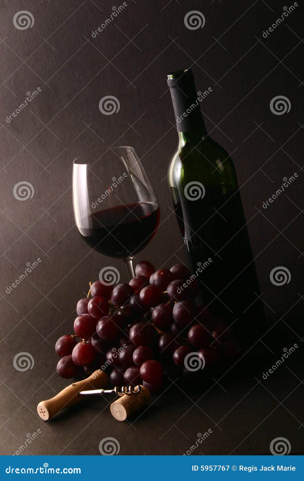 Wein mit Trauben stockbild. Bild von gelegenheit, früchte - 5957767