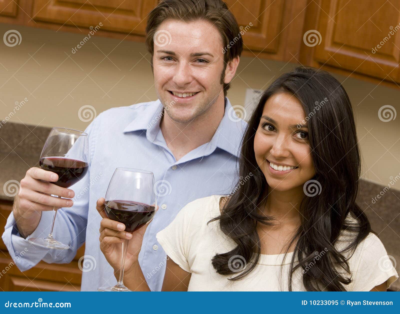 Wein-Probieren stockbild. Bild von umgebung, schön, frau - 10233095